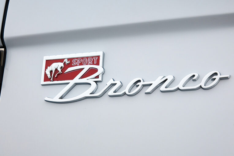 1975 White Ford Bronco | 1975 Classic Ford Bronco - The Breakers ...